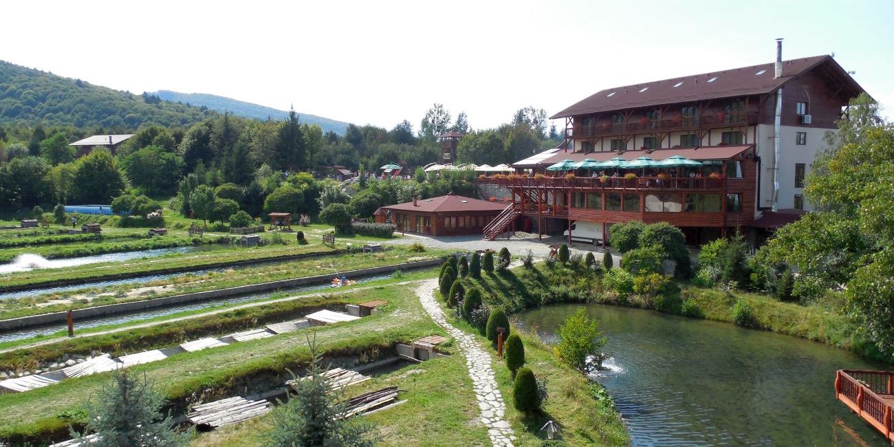 Oferta Paste si 1 Mai 2019 Complex Pastravaria Albota 4* Romania Albota